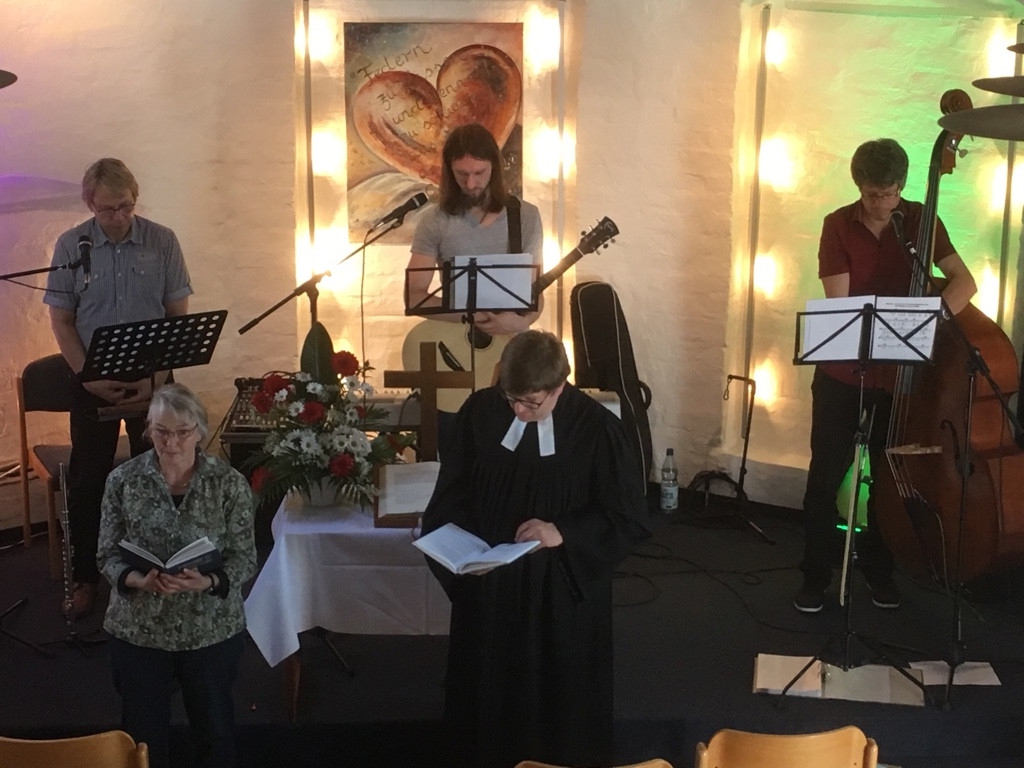 Traditioneller Familiengottesdienst mit Live-Band in der Alten Kapelle